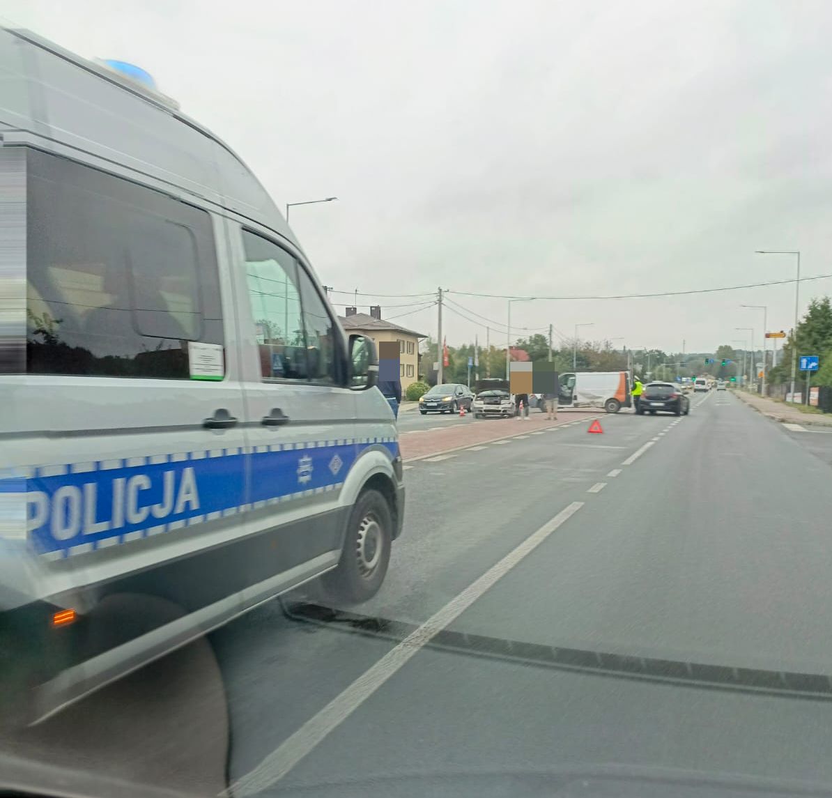 Wypadek w Tyczynie. W zderzeniu trzech aut ranne zostały dwie osoby Wypadek w Tyczynie. W zderzeniu trzech aut ranne zostały dwie osoby